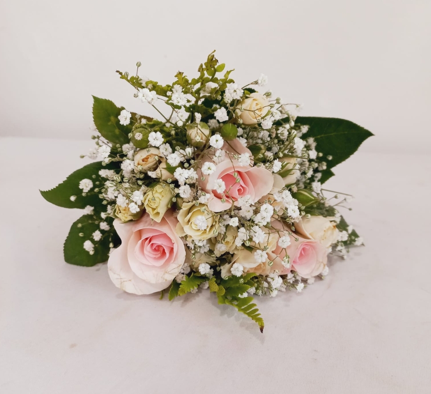 Rosas rosadas y Rococo blancas – La Rosa | Florería