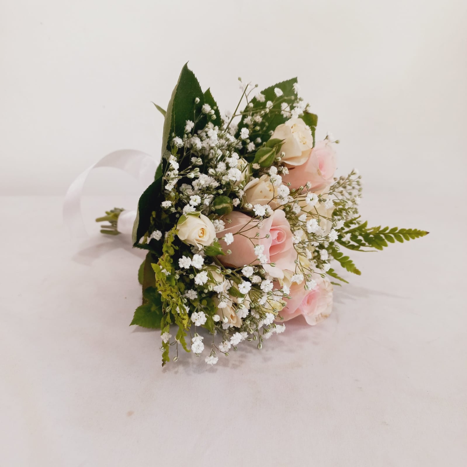 Rosas rosadas y Rococo blancas – La Rosa | Florería